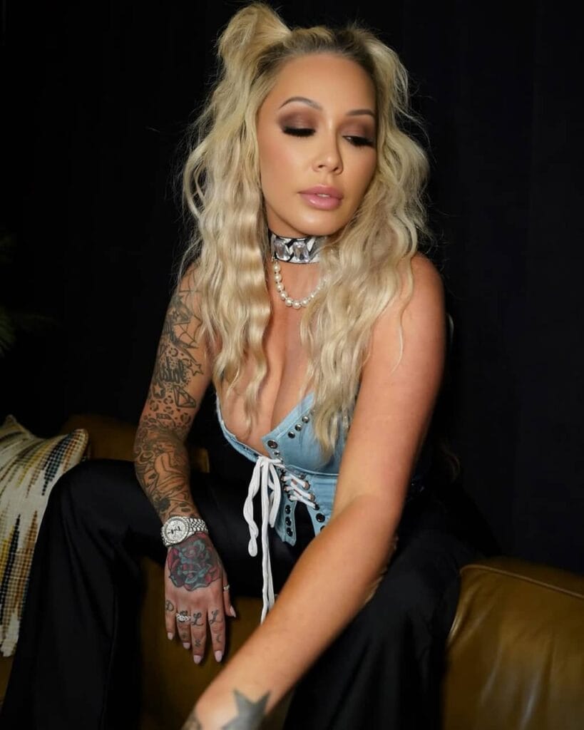 Bunnie Xo Age, Real Name, Net Worth, Husband, Height, Book
